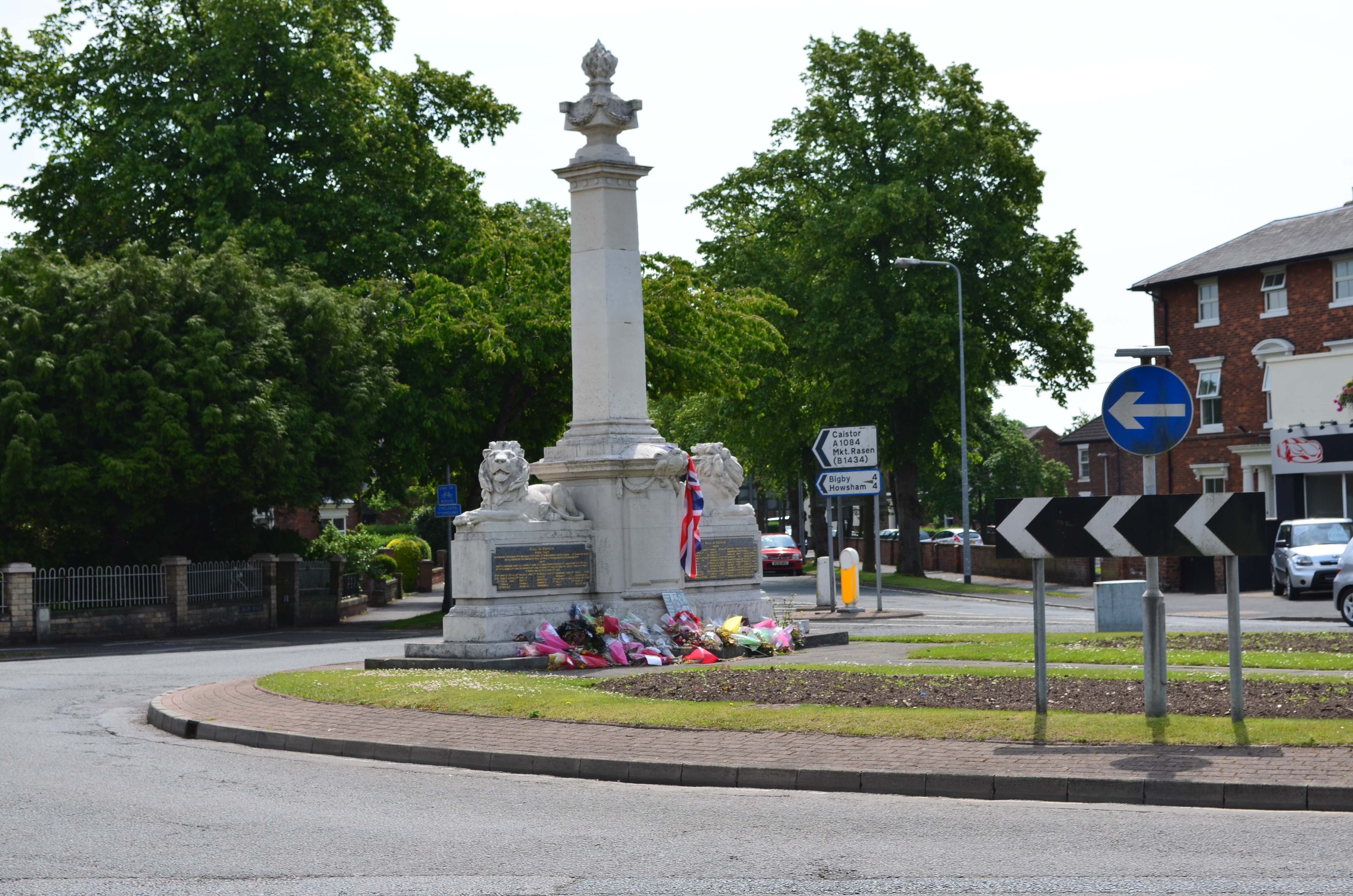 Monument Roundabout Brigg - SAA